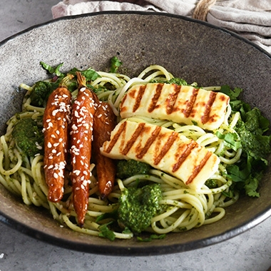 Špagety so zeleným pestom a grilovaným syrom typu halloumi - karicka.sk